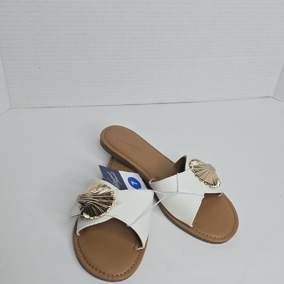 Universal Thread | Shoes | Universal Threads White Sandals With Gold ...